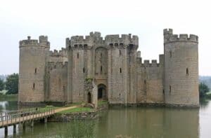 Castle Moat Origins, Construction and Defensive Uses - Defending the ...
